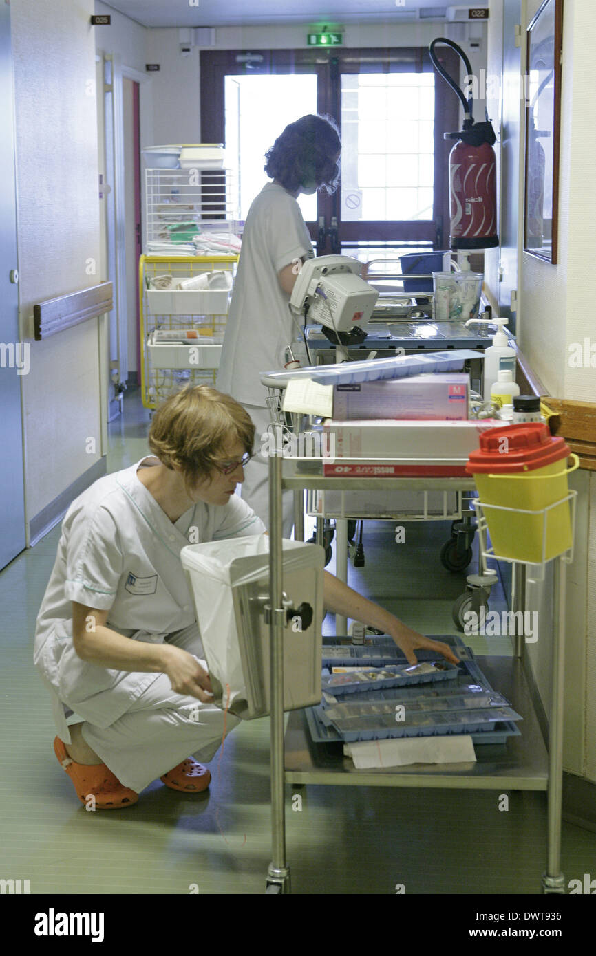 Pill distribution hi-res stock photography and images - Alamy