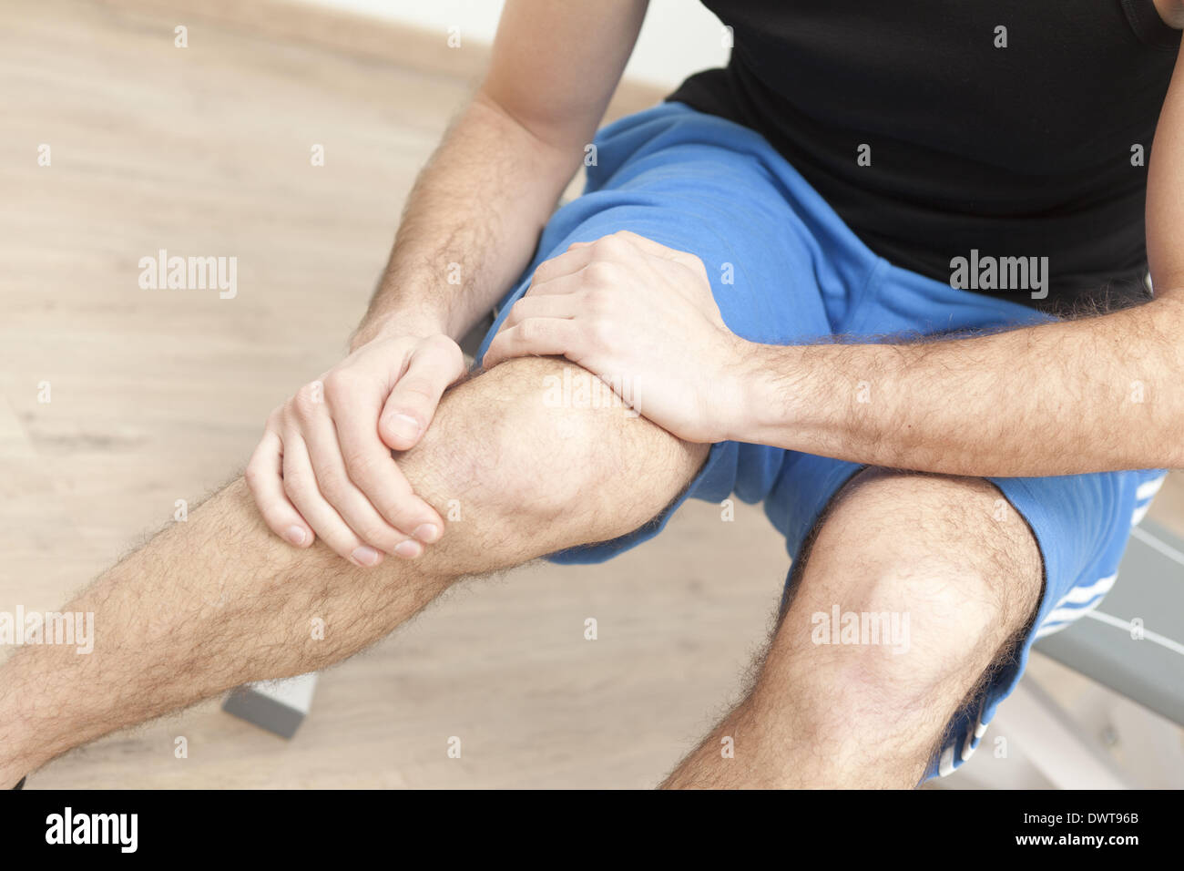 Knee pain man Stock Photo - Alamy