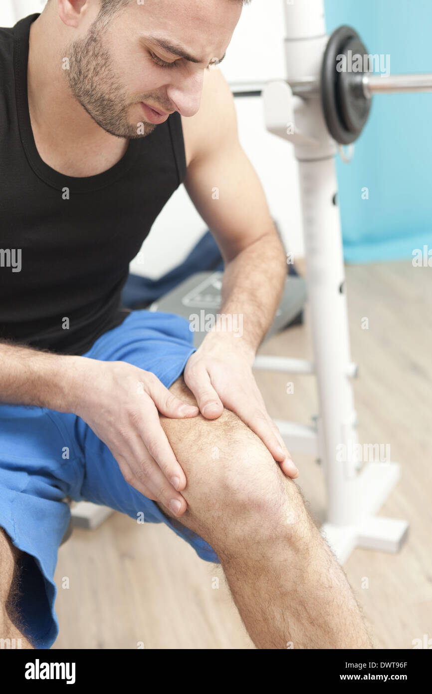 Knee pain man Stock Photo - Alamy