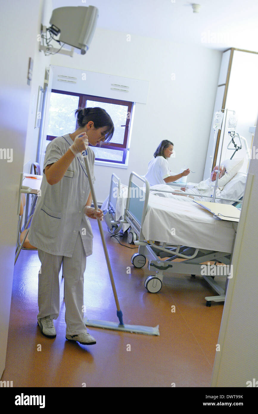 Nurse's aide washing patient hi-res stock photography and images - Alamy