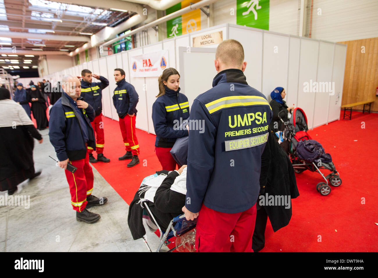 First aid team Stock Photo - Alamy