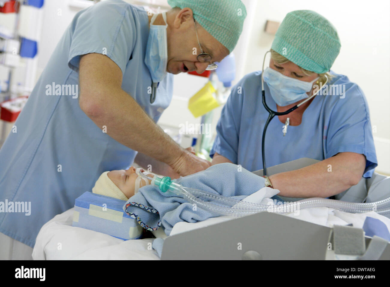 Child anesthesia mask hi-res stock photography and images - Alamy