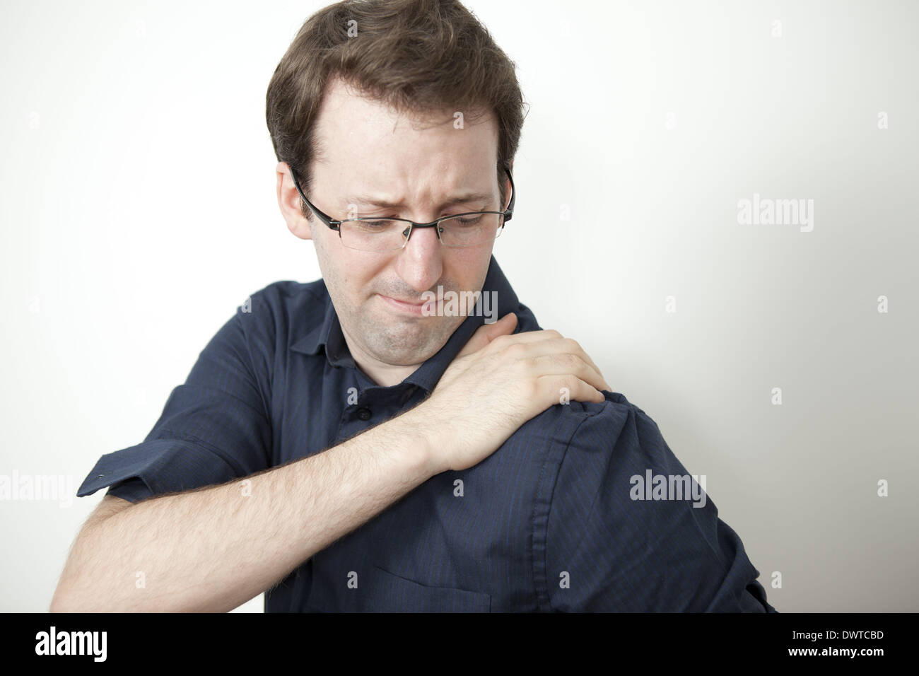 Shoulder pain man Stock Photo - Alamy