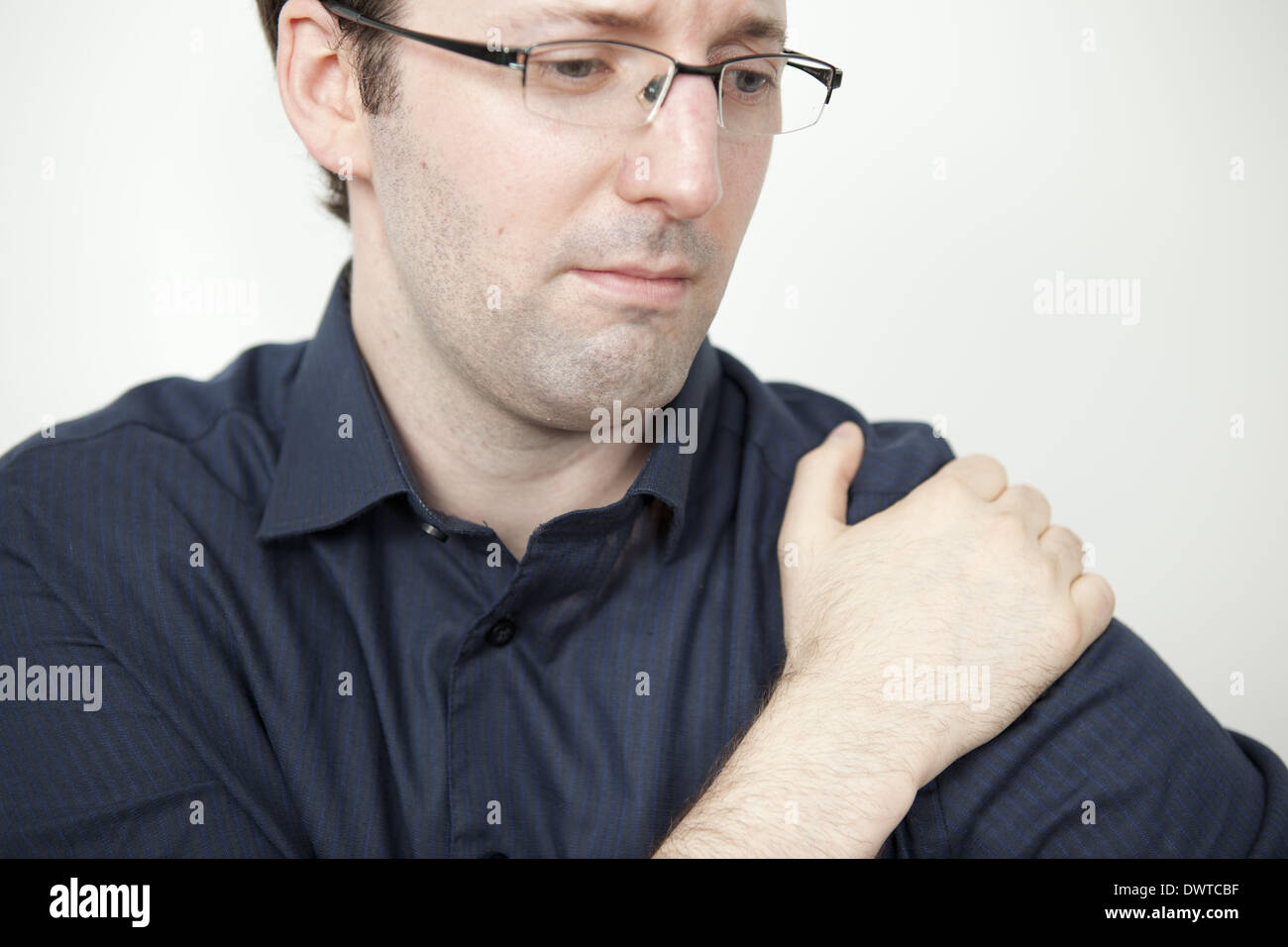 Shoulder pain man Stock Photo - Alamy
