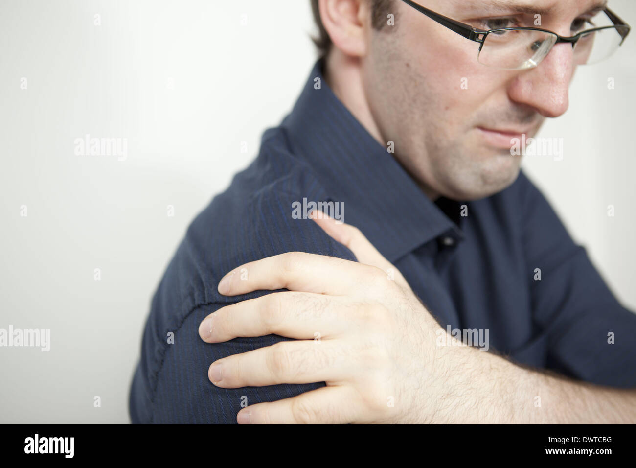 Shoulder pain man Stock Photo - Alamy
