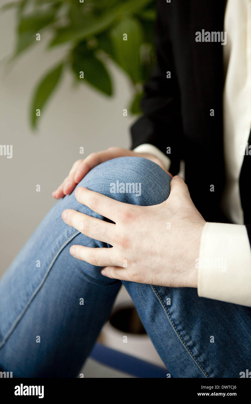 Knee pain woman Stock Photo - Alamy