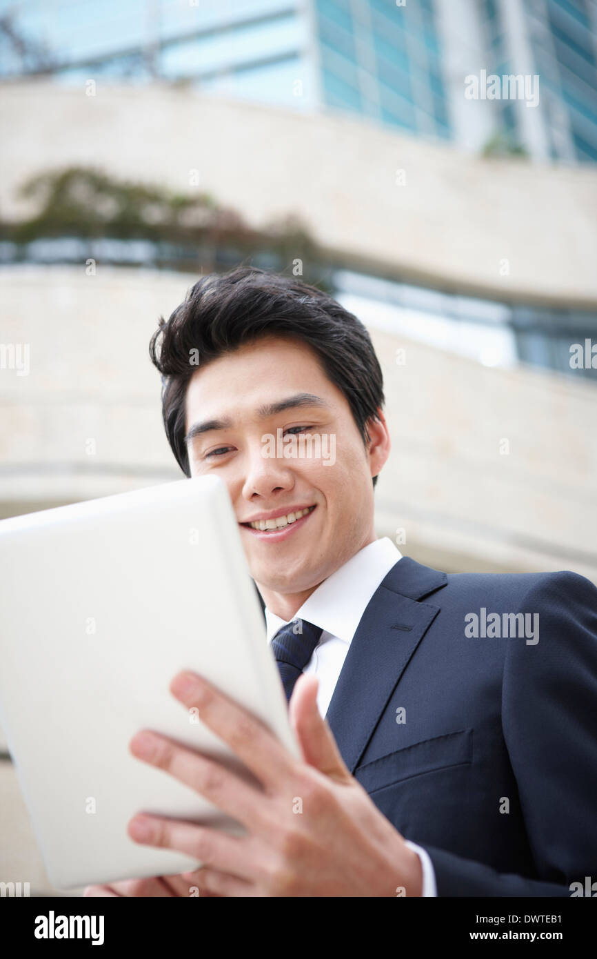 Businessman outdoor 40 years tablet hi-res stock photography and images ...