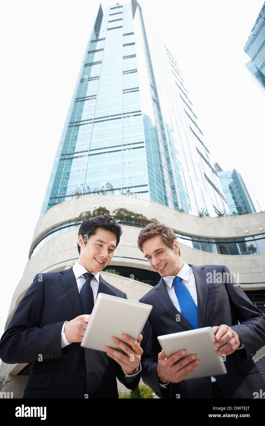 two business men talking outside Stock Photo - Alamy