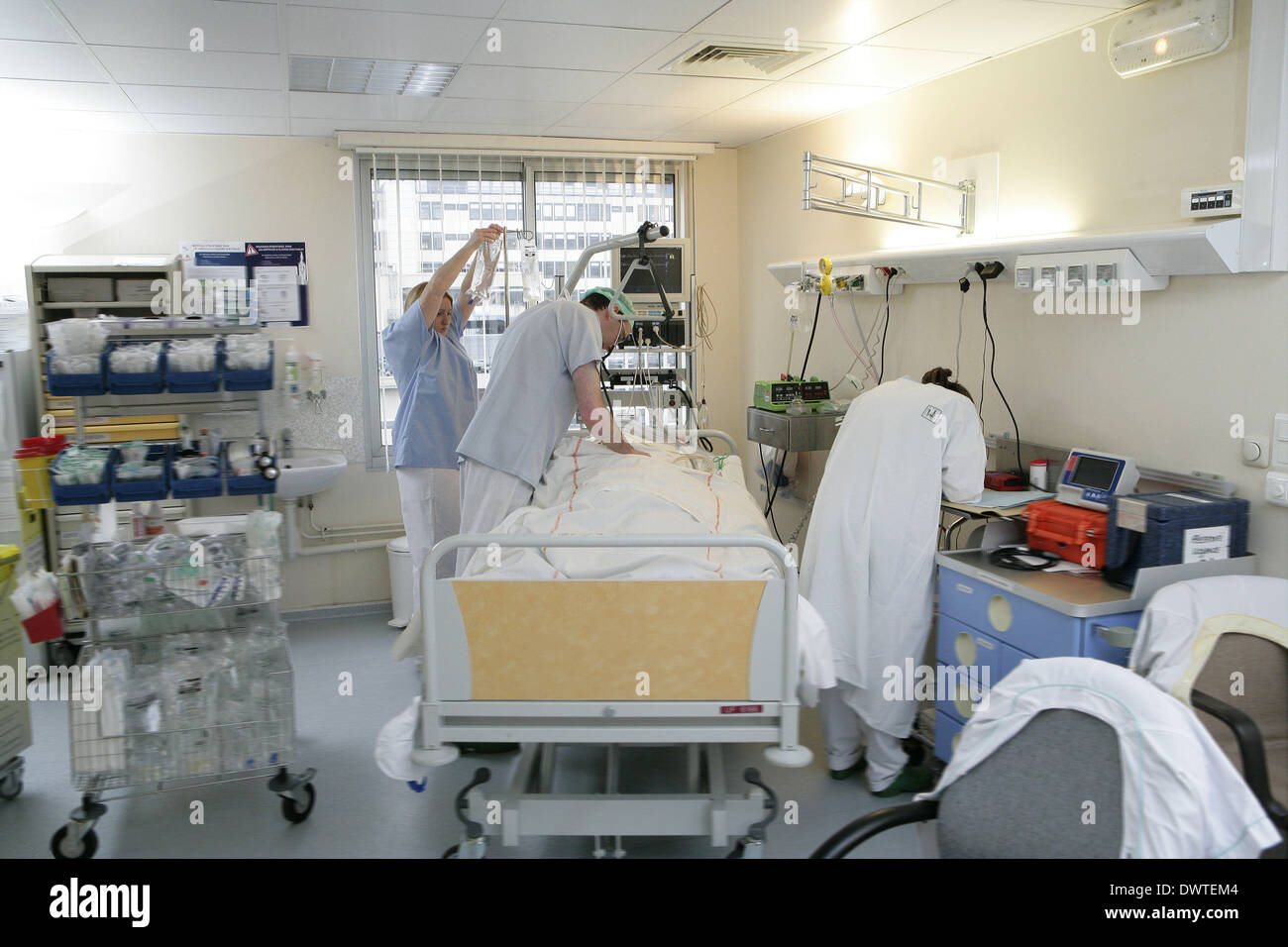 Anesthesiologist iv hi-res stock photography and images - Alamy