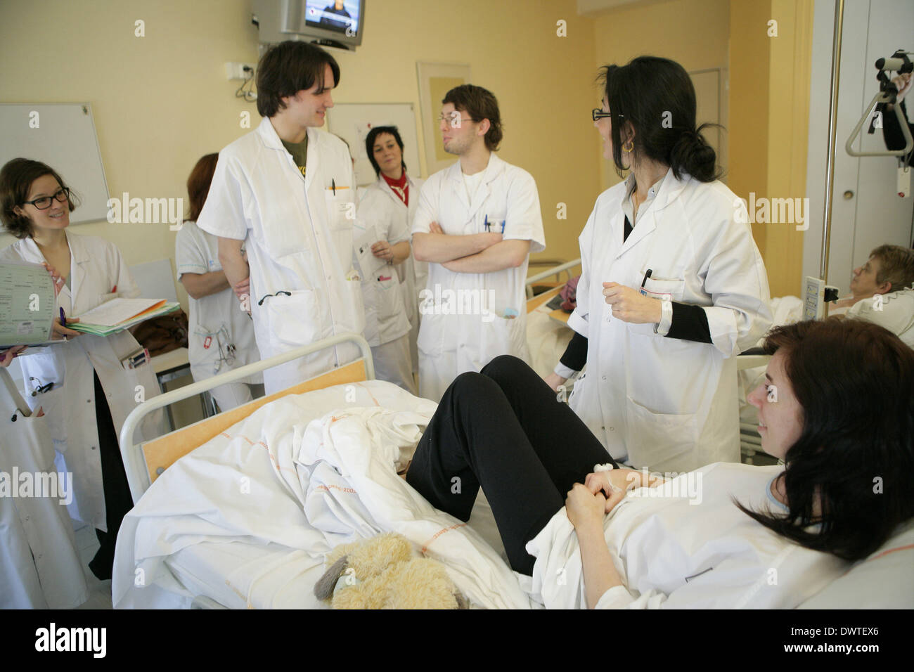 Doctor patient discussion folder hi-res stock photography and images ...