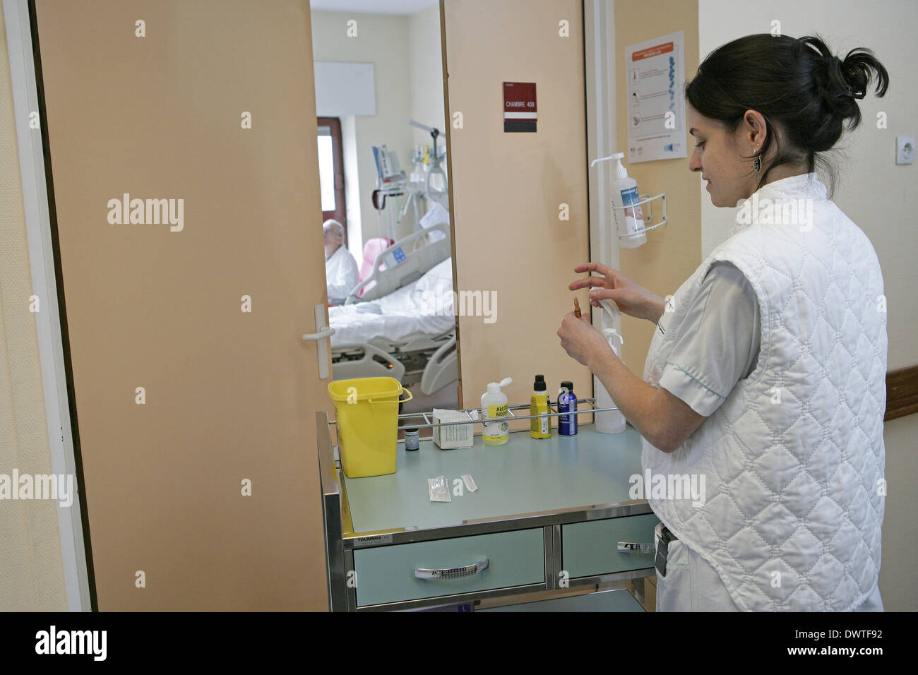 Nurse preparation drug Stock Photo - Alamy