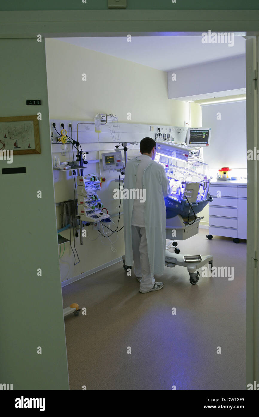 Icterus newborn baby Stock Photo - Alamy