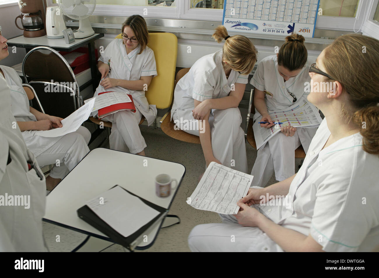 Group people seated hospital hi-res stock photography and images - Alamy