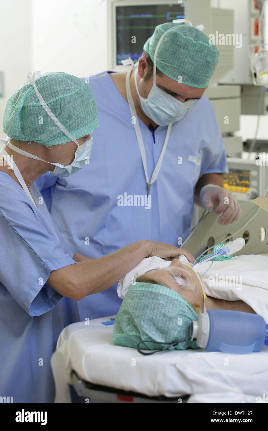 Intubated patient hi-res stock photography and images - Alamy