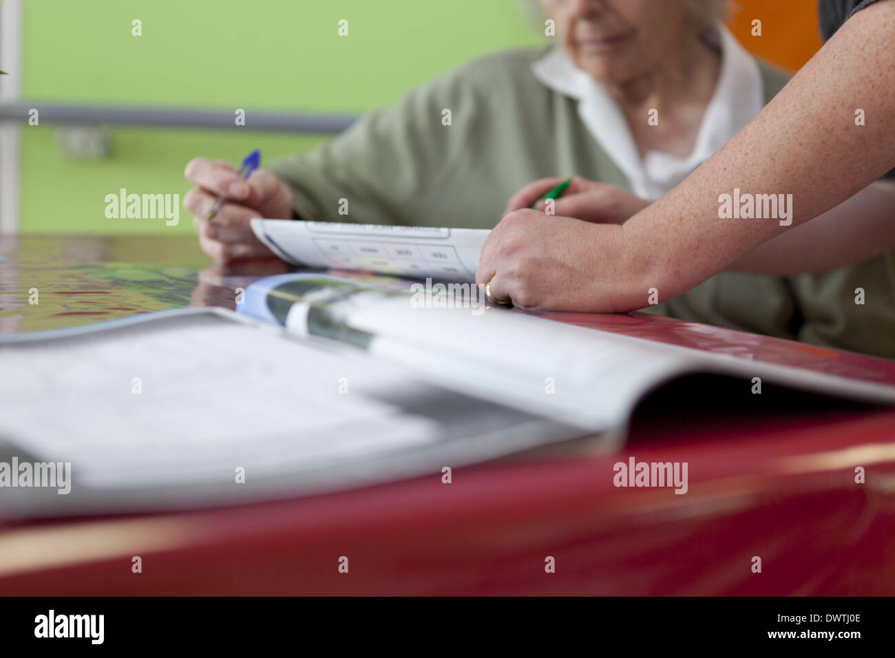 Senior memory test hi-res stock photography and images - Alamy