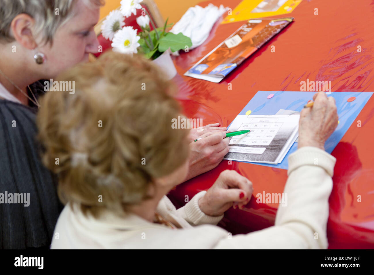 Senior memory test hi-res stock photography and images - Alamy