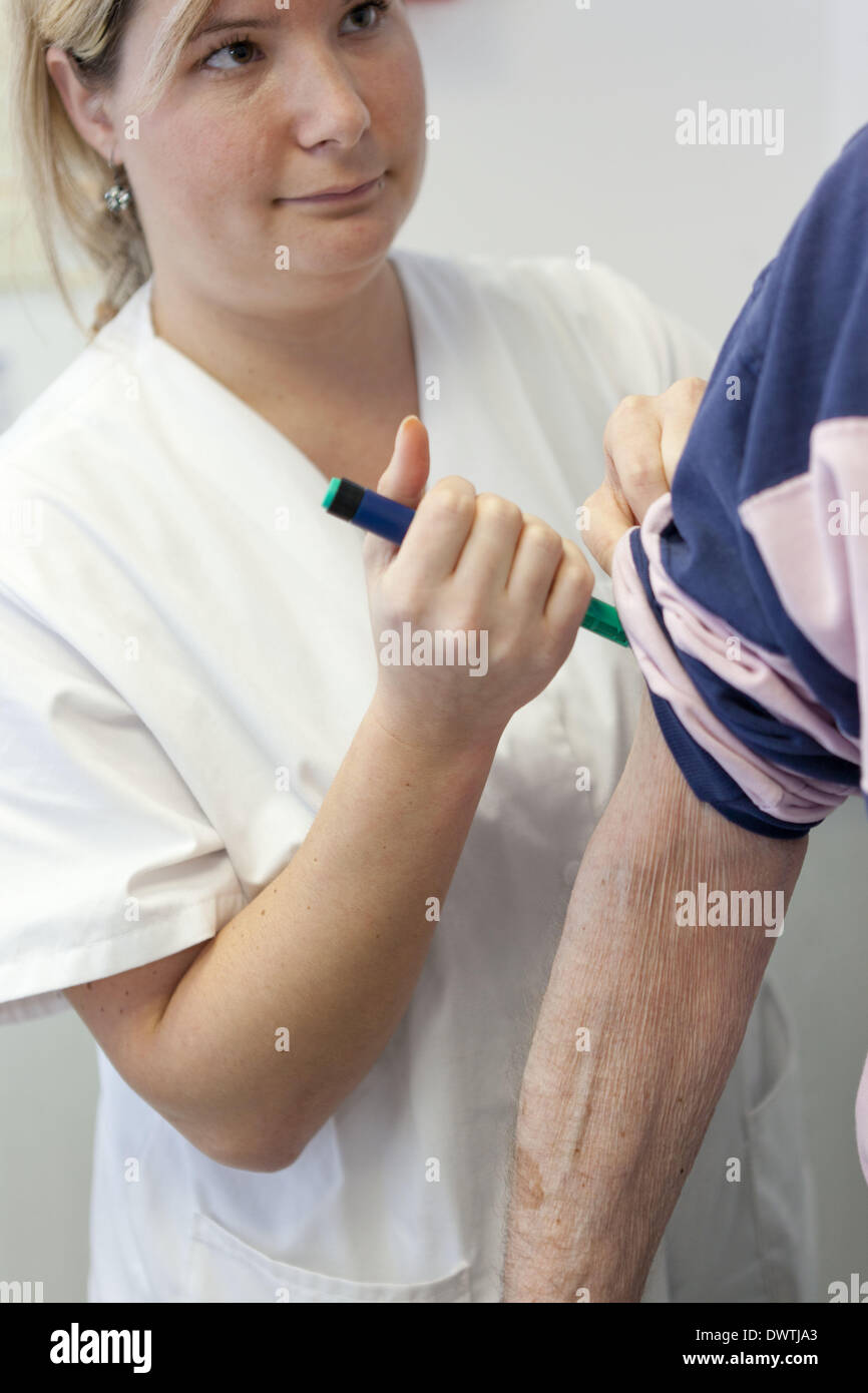 Injection insulin senior Stock Photo - Alamy