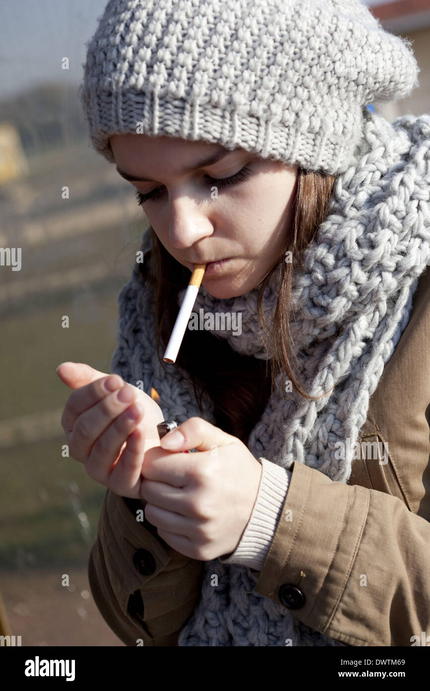 Tobacco teenage girl Stock Photo - Alamy