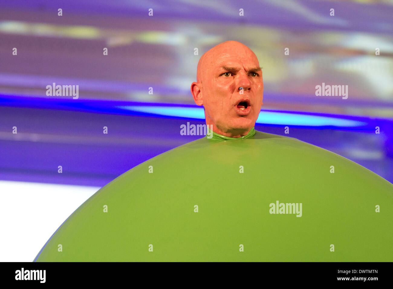 Balloon performance hi-res stock photography and images - Alamy