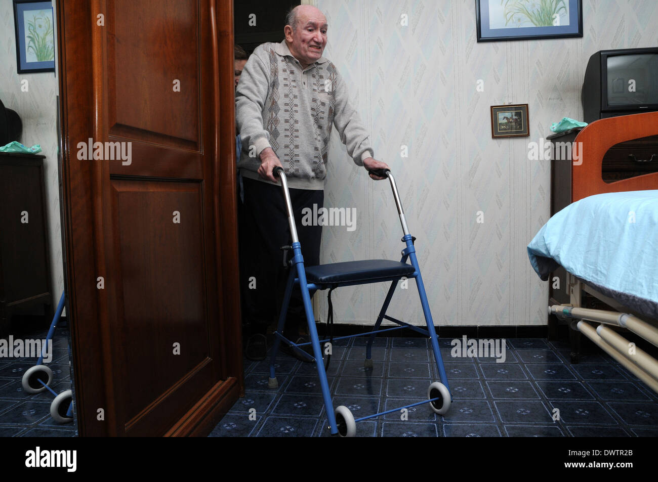 Walking frame senior Stock Photo - Alamy
