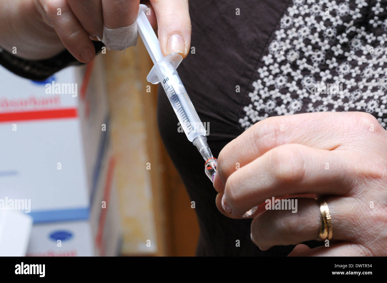 Nurse preparation drug Stock Photo - Alamy