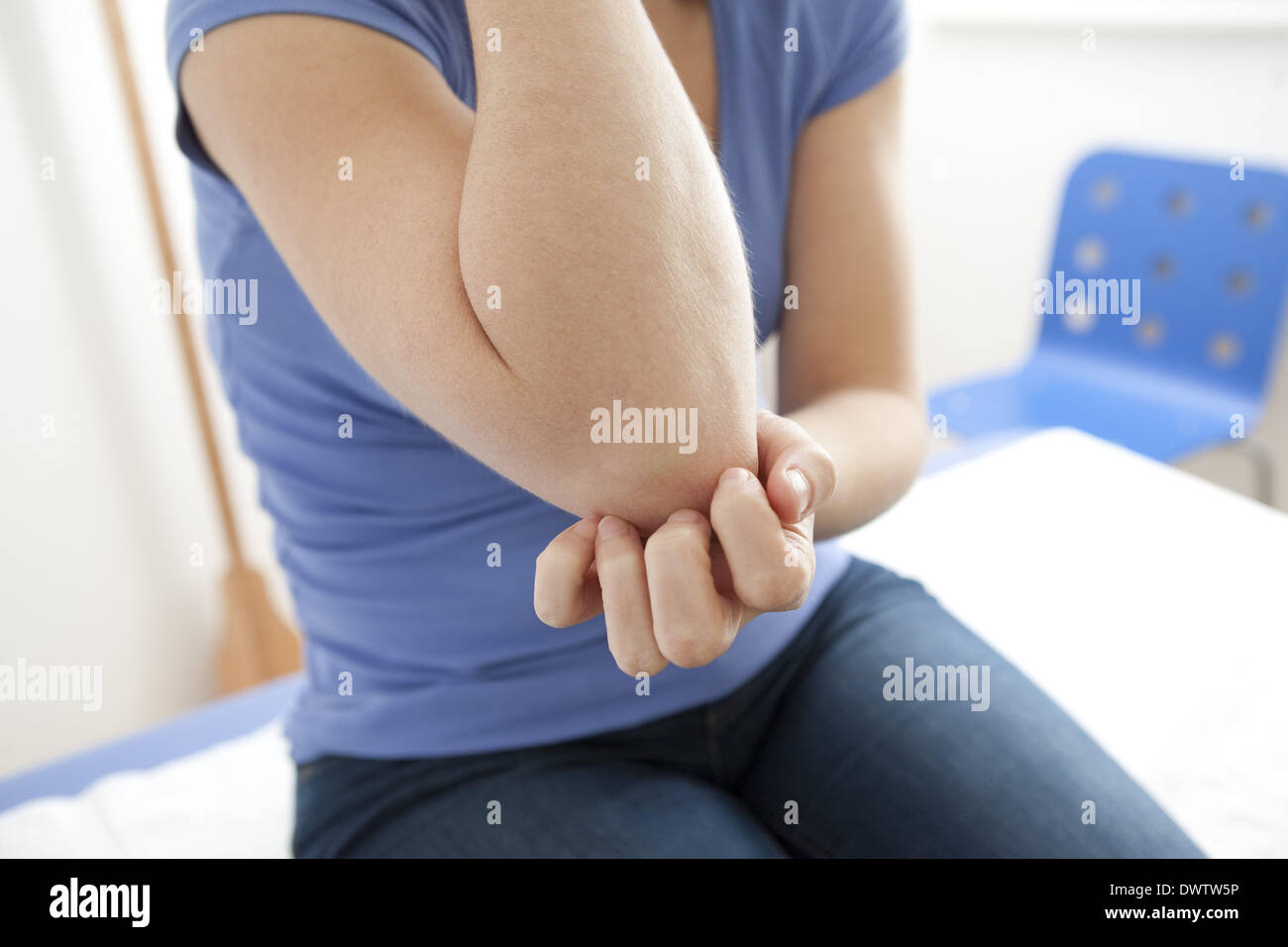 Woman itching elbow hi-res stock photography and images - Alamy