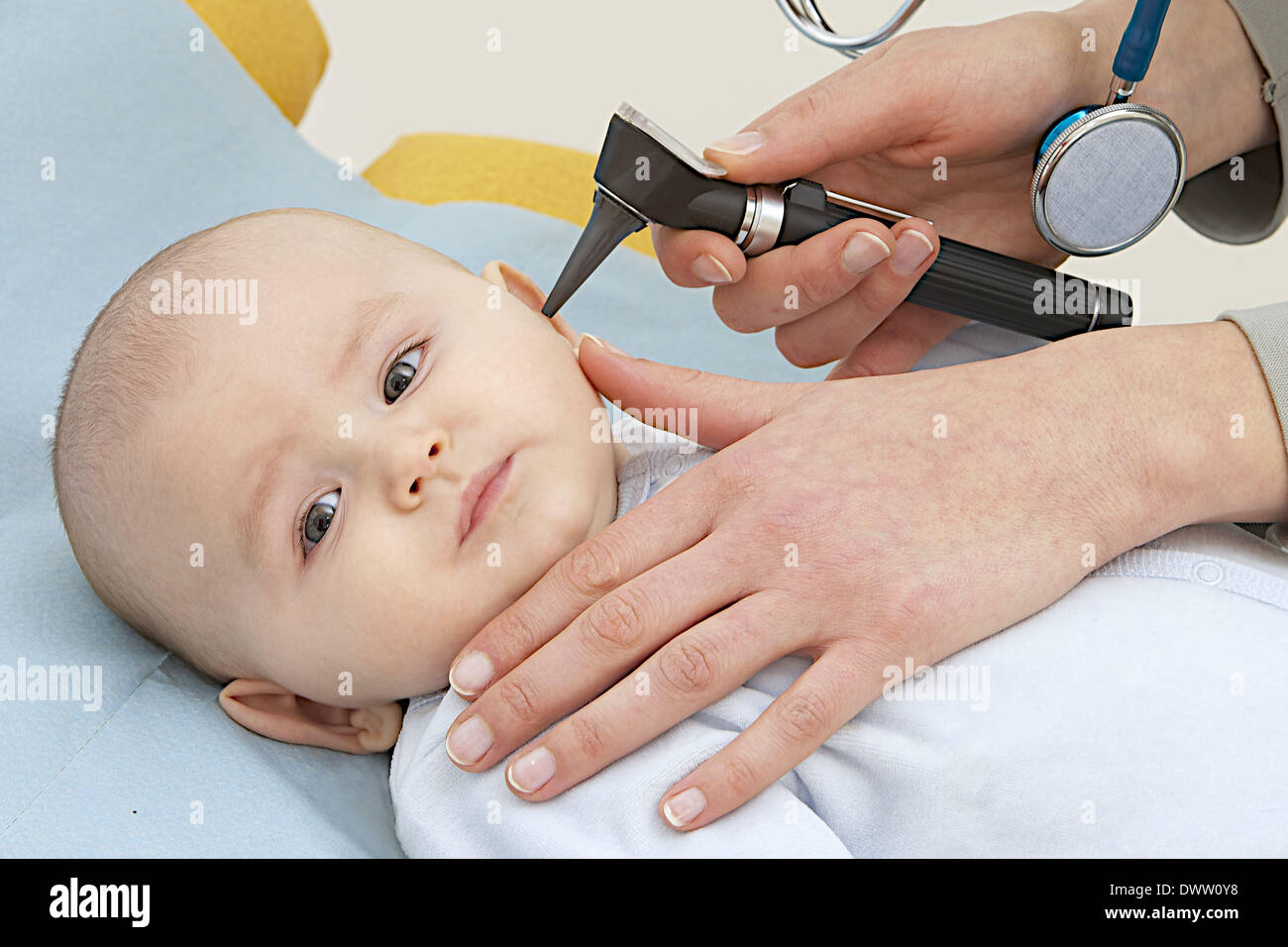 Infant ear examination clinic hi-res stock photography and images - Alamy