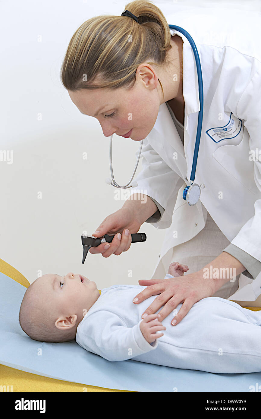 Infant ear examination clinic hi-res stock photography and images - Alamy
