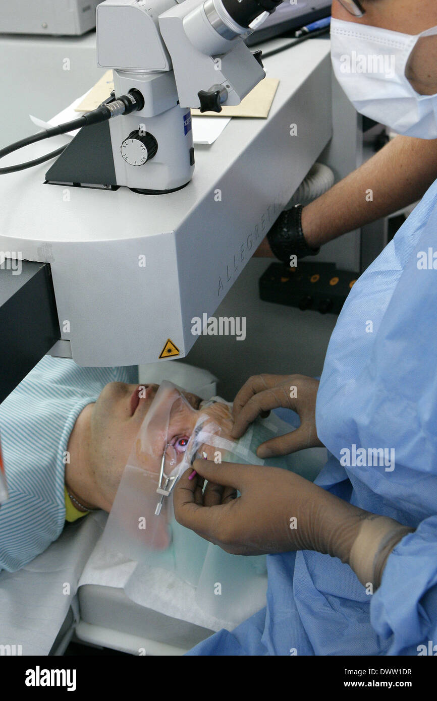 Eye retractor hi-res stock photography and images - Alamy