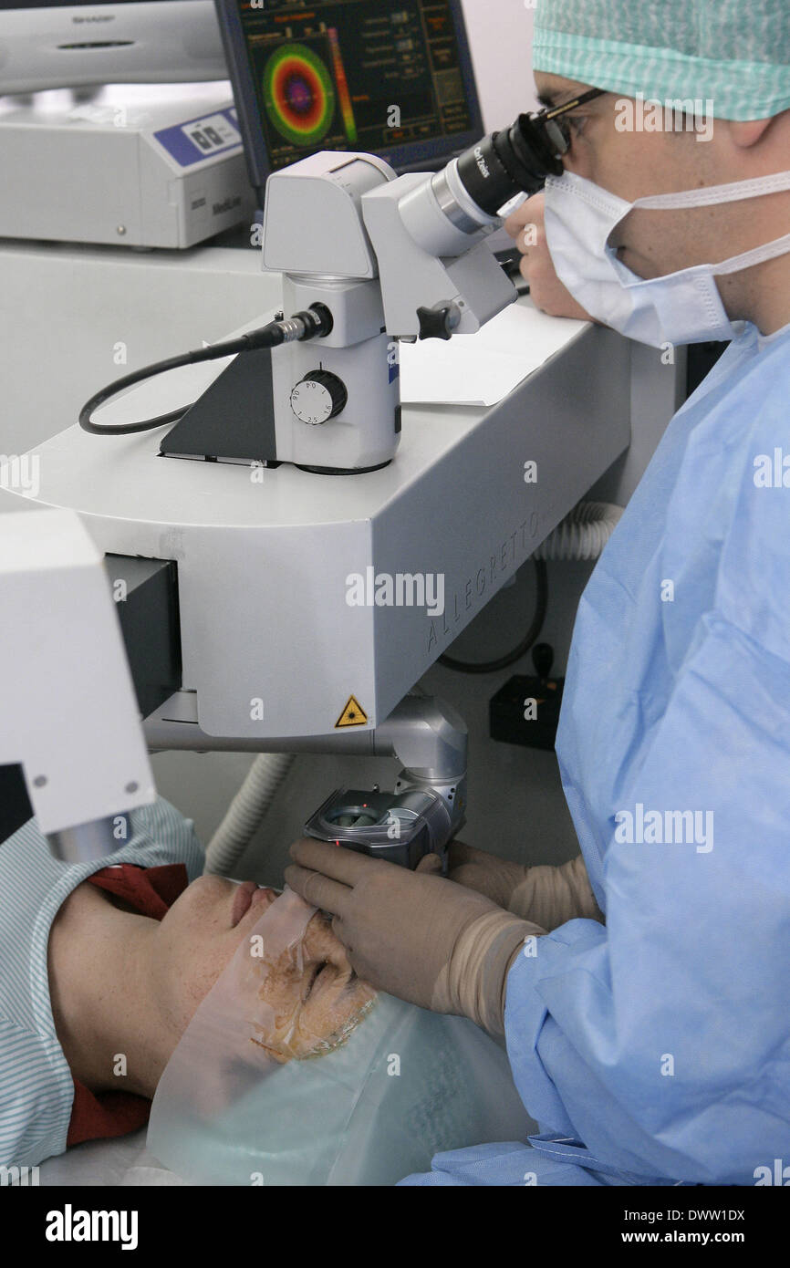 Eye retractor hi-res stock photography and images - Alamy