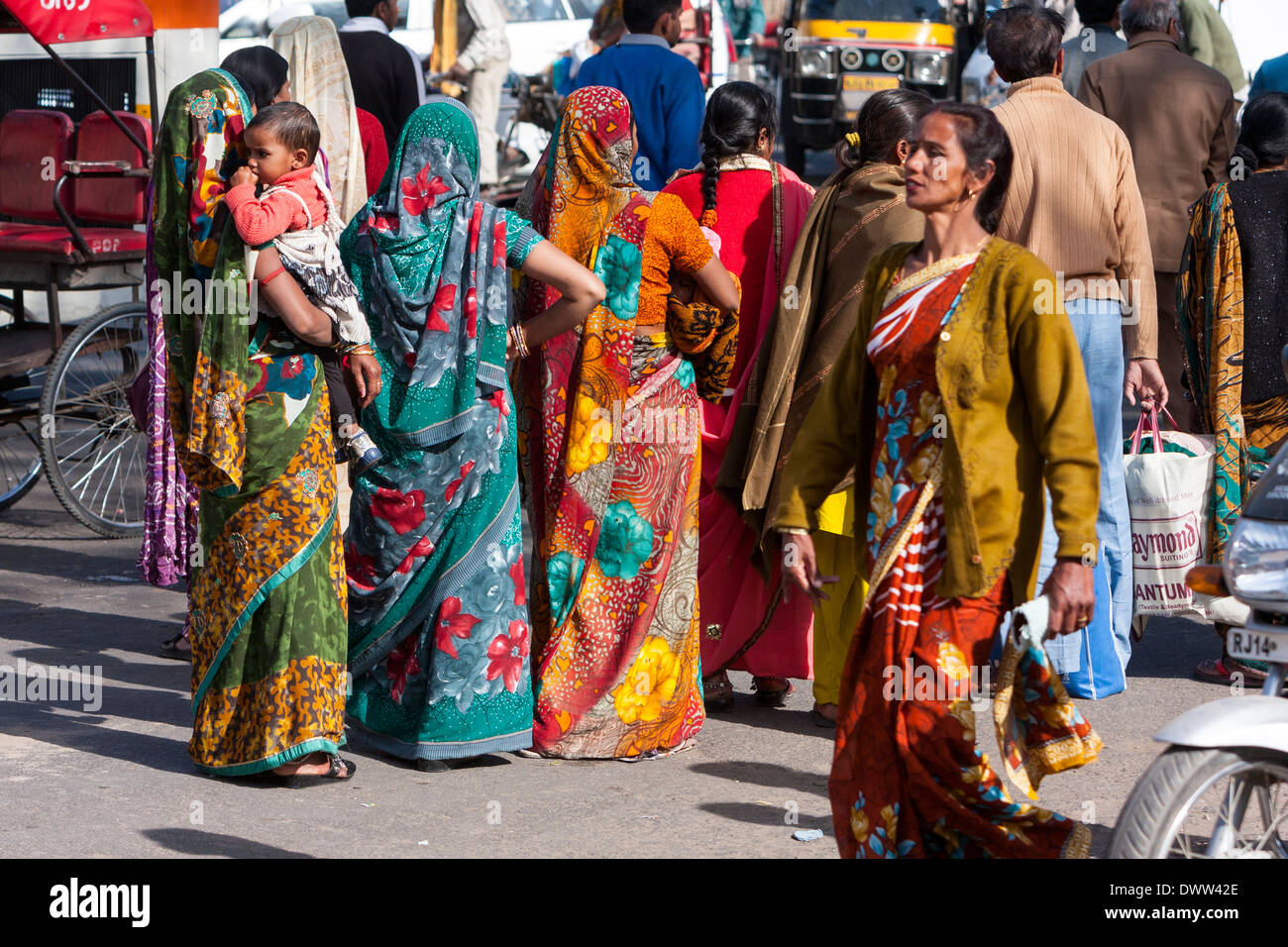 Jaipur, Rajasthan, India. Indian Women Waiting to Cross the Street ...