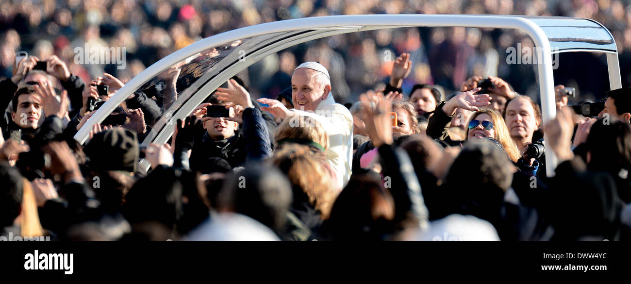 Pope francis 2013 december hi-res stock photography and images - Alamy