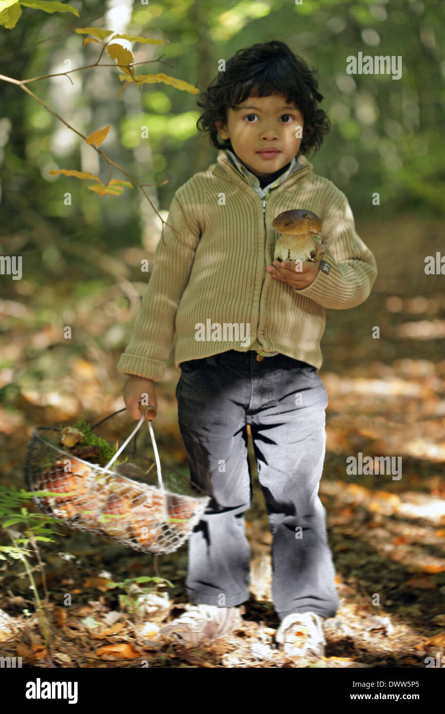 Outdoor forest child Stock Photo - Alamy