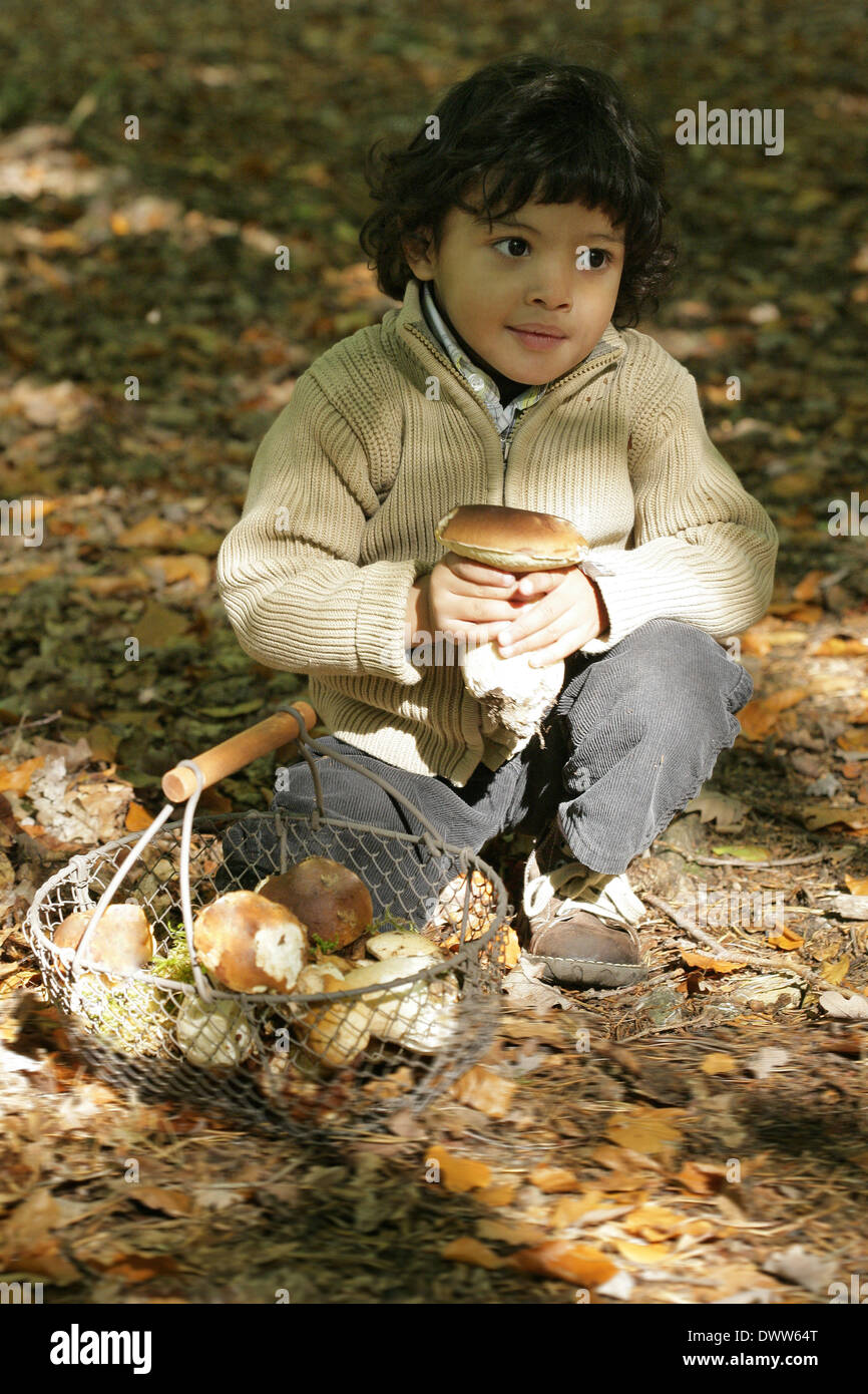 Outdoor forest child Stock Photo - Alamy