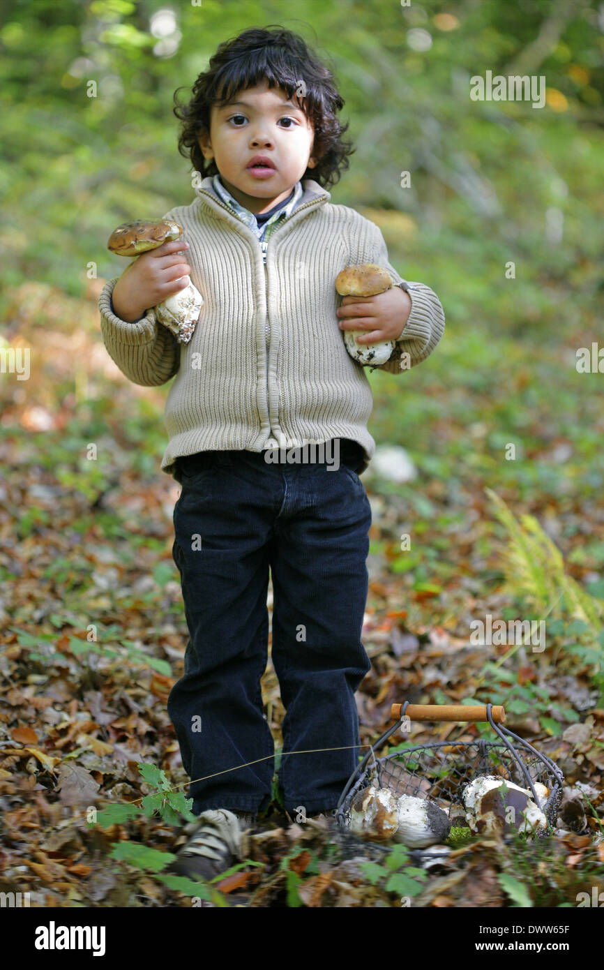 Outdoor forest child Stock Photo - Alamy