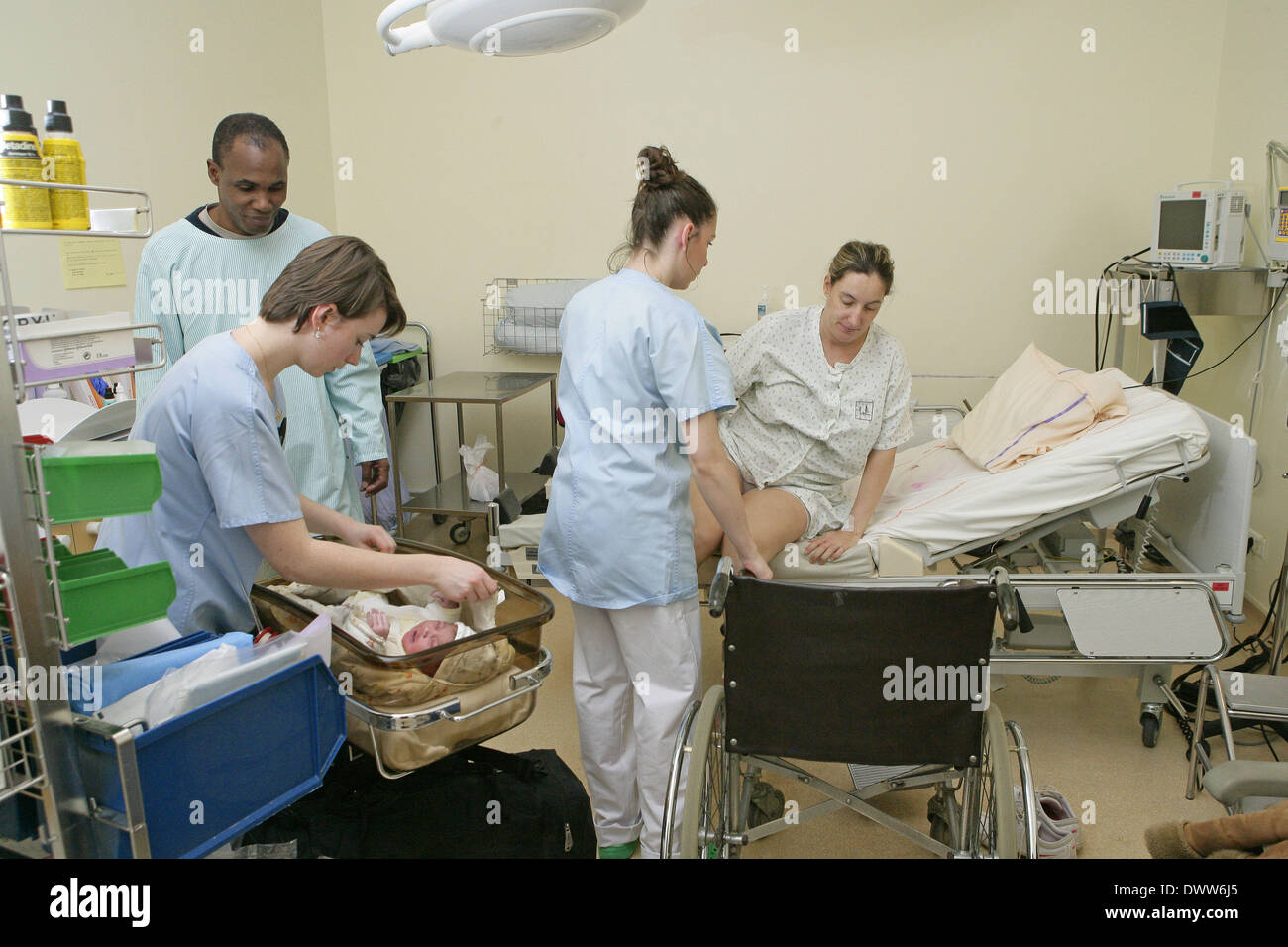 Delivery room dad mom hi-res stock photography and images - Alamy