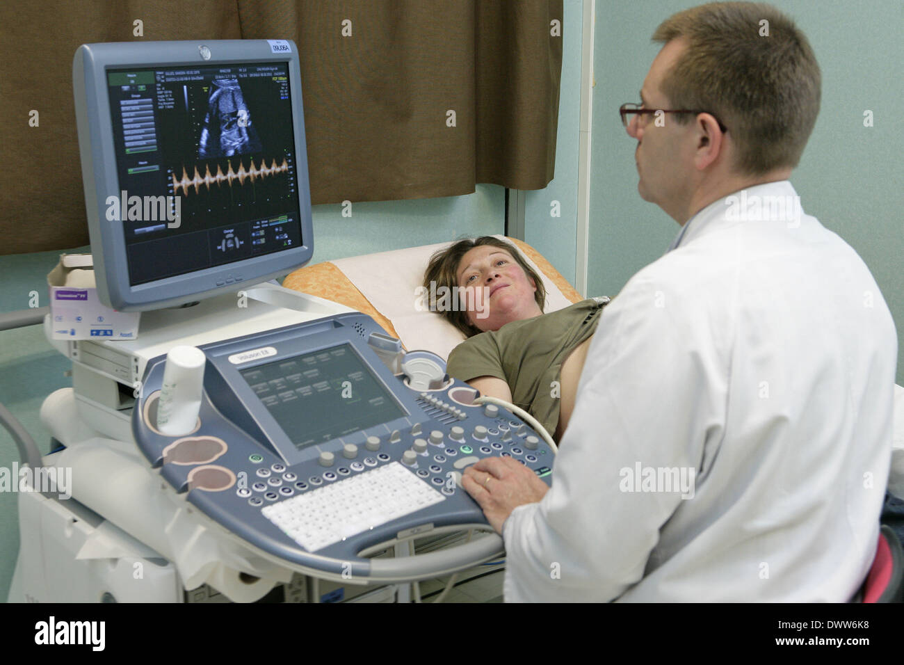 Pregnant woman ultrasound scan Stock Photo - Alamy