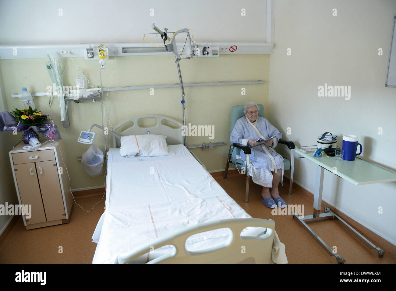 Senior patient hospital Stock Photo - Alamy