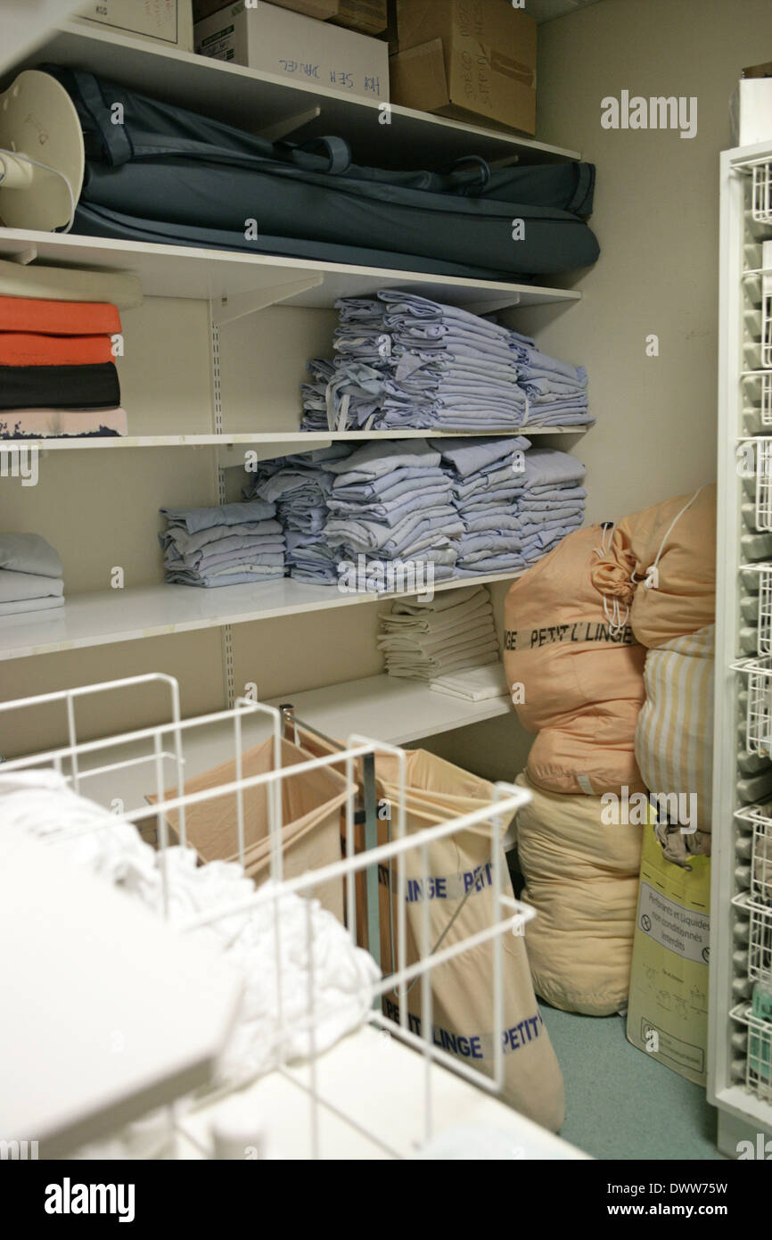 Hospital linen storage hi-res stock photography and images - Alamy