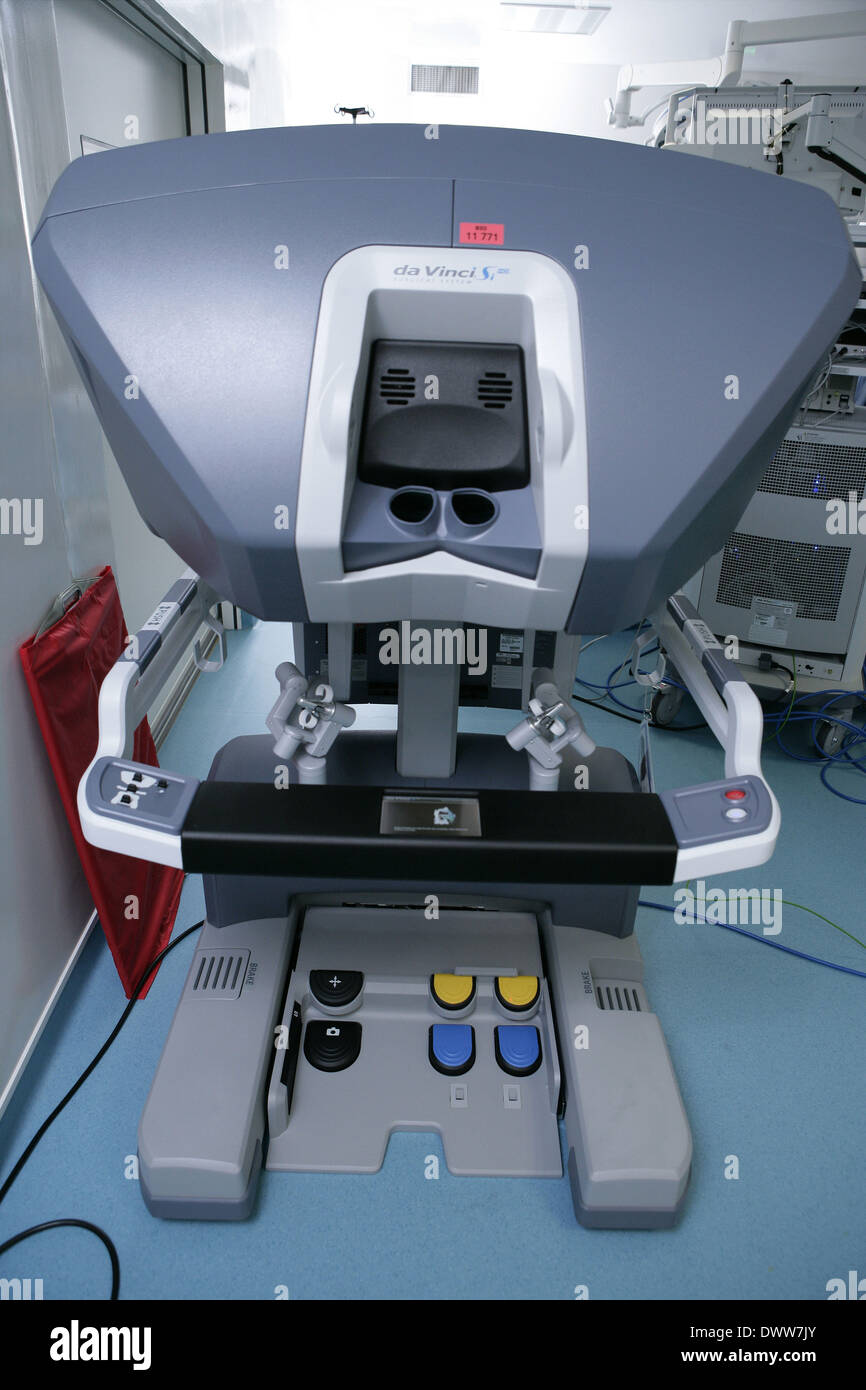 Da vinci surgical robot hi-res stock photography and images - Alamy