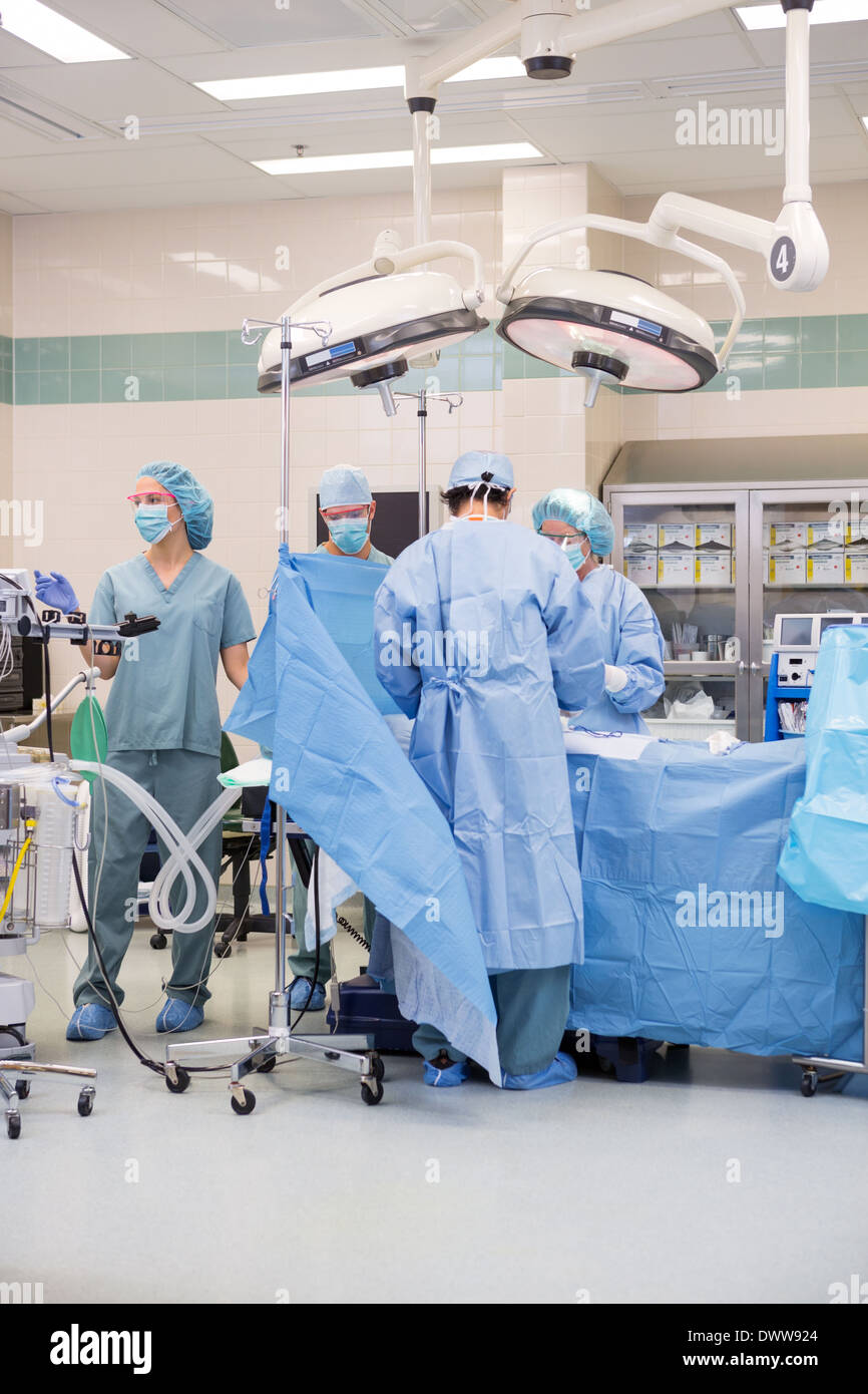 Hospital staff in operating theatre hi-res stock photography and images ...
