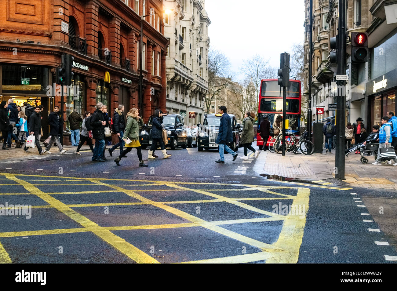 Pedestrians crossing road in Oxford Street, London Stock Photo - Alamy