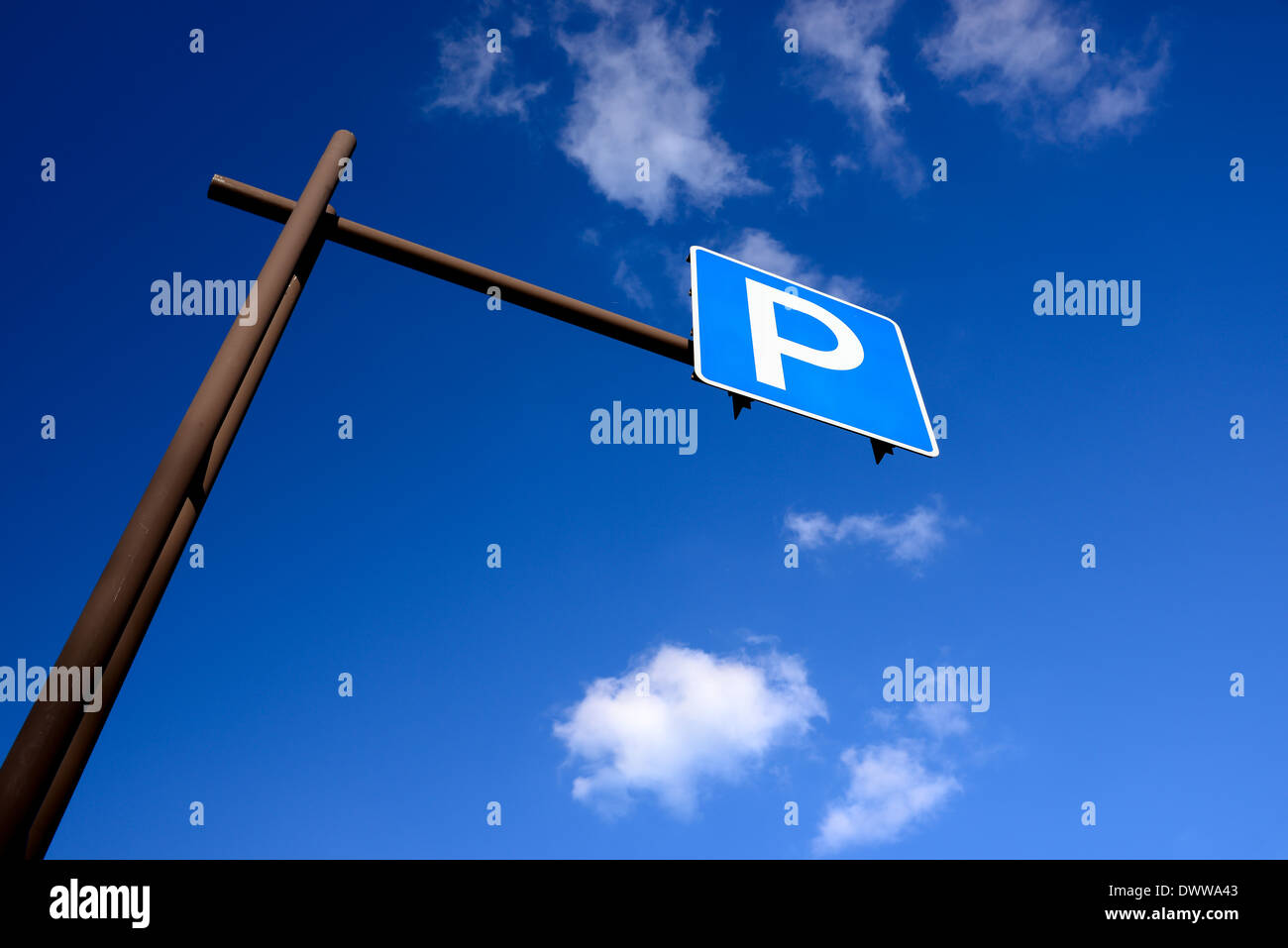 Parking sign with blue sky background Stock Photo - Alamy