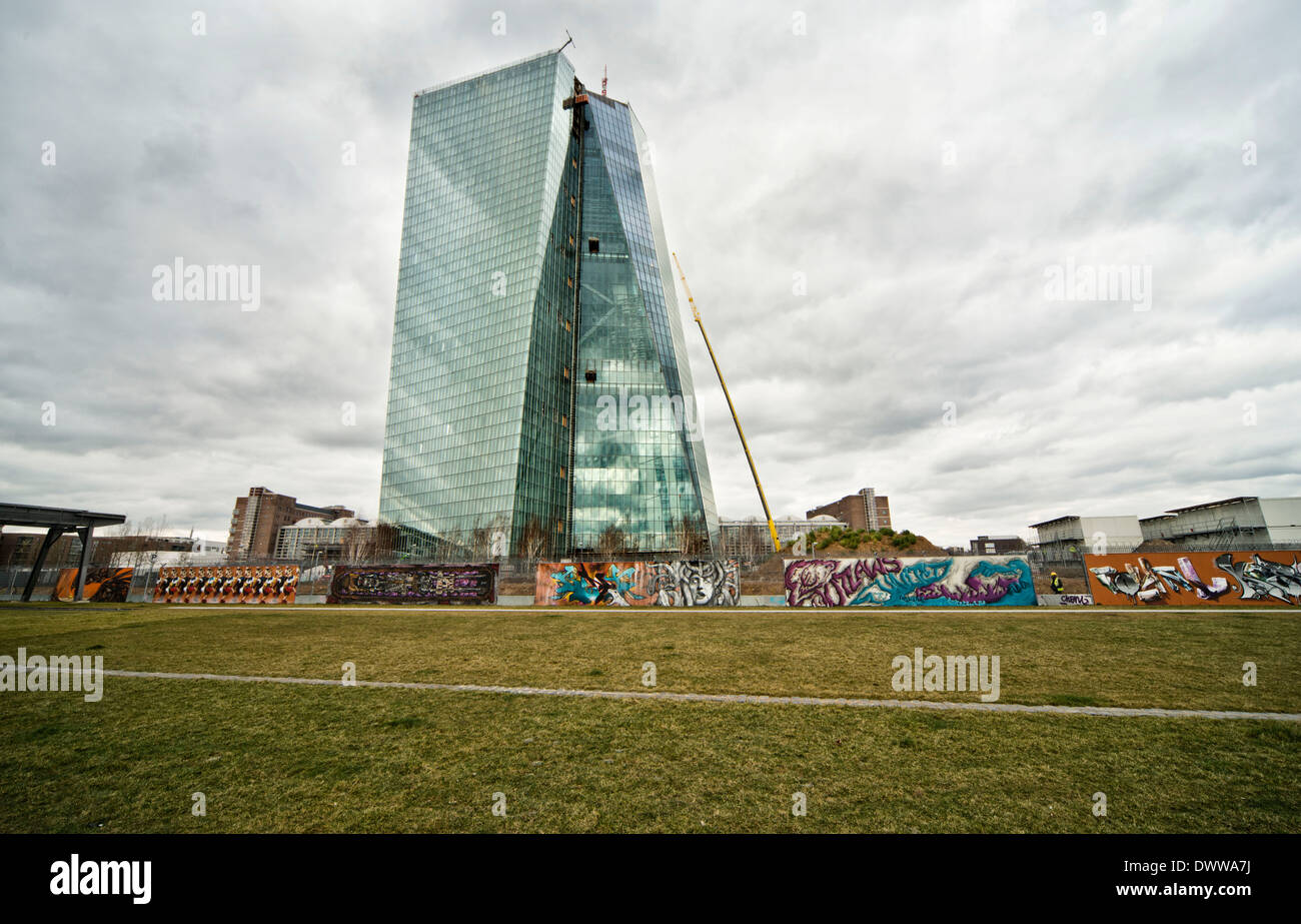 New ecb building beside the river main hi-res stock photography and ...