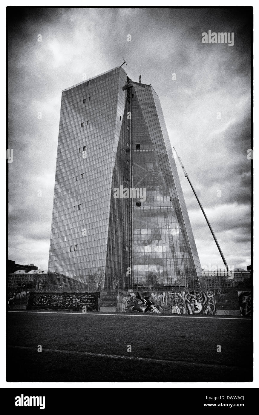 New ecb building beside the river main hi-res stock photography and ...