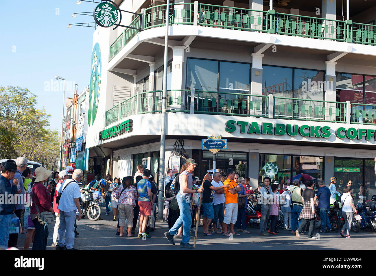 Crowds line the streets outside Starbucks Coffee shop in Chiang Mai ...