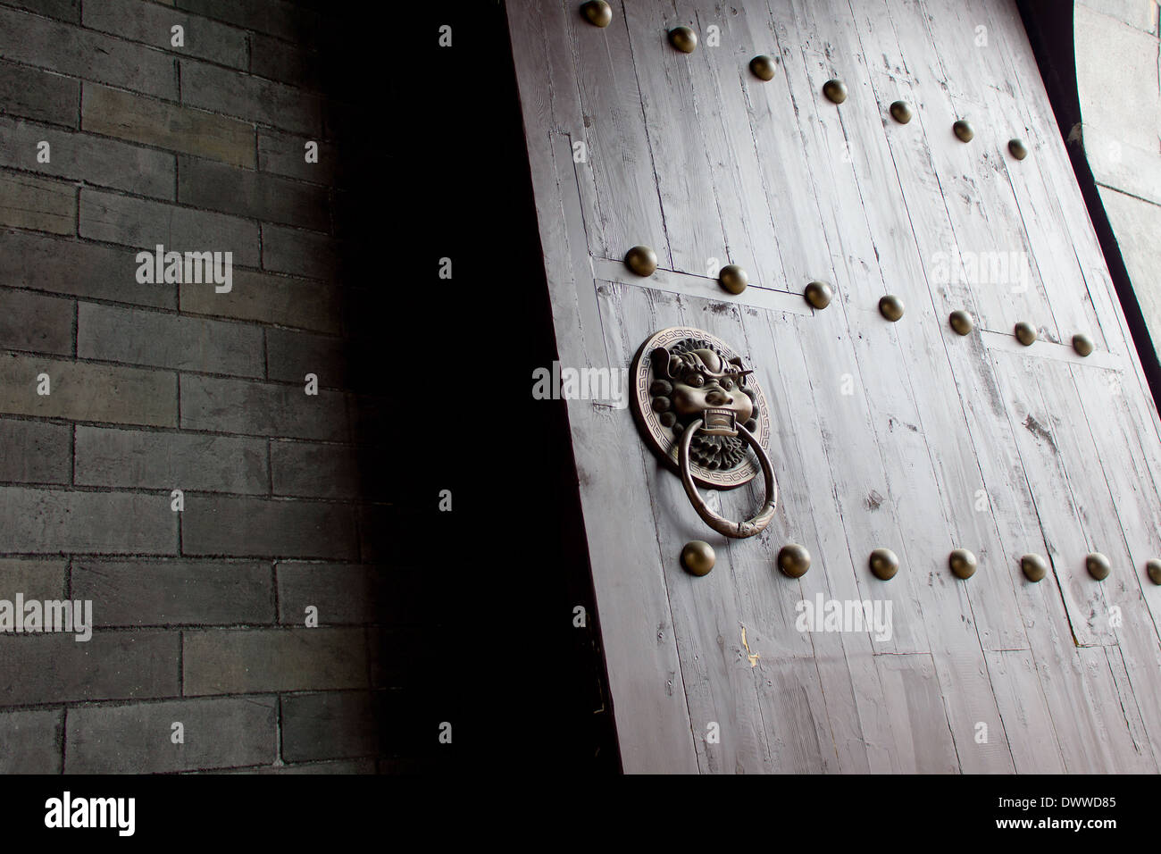 Chinese front door hi-res stock photography and images - Alamy