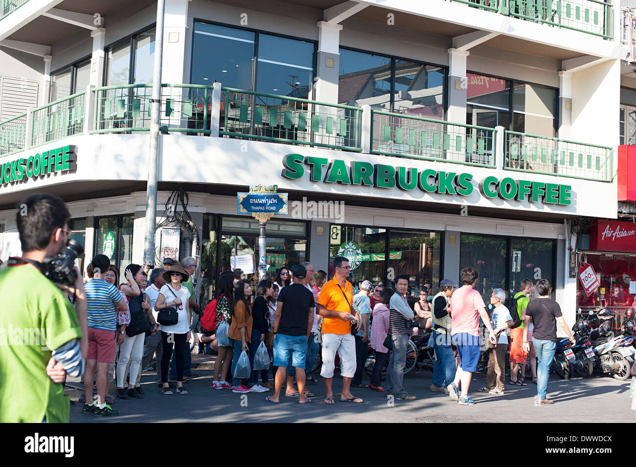 Crowds line the streets outside Starbucks Coffee shop in Chiang Mai ...