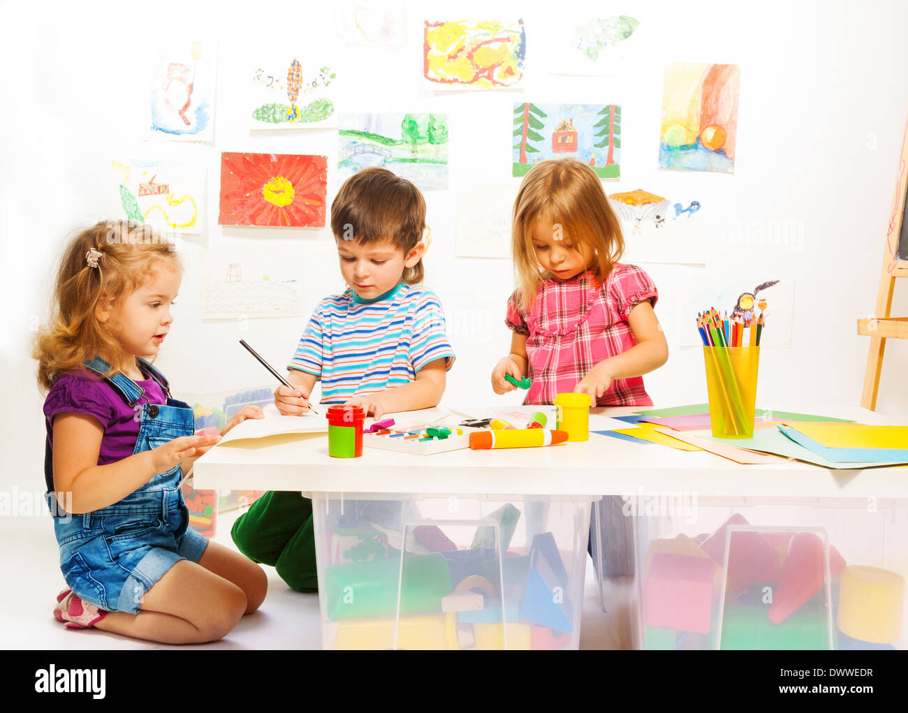 Group little children glue draw hi-res stock photography and images - Alamy