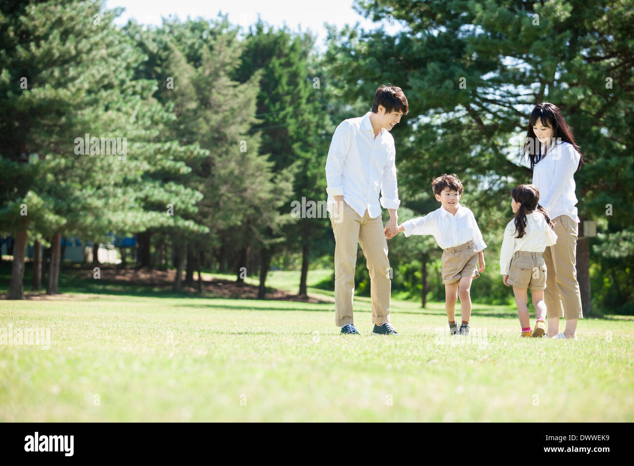 Family walk nature hi-res stock photography and images - Alamy